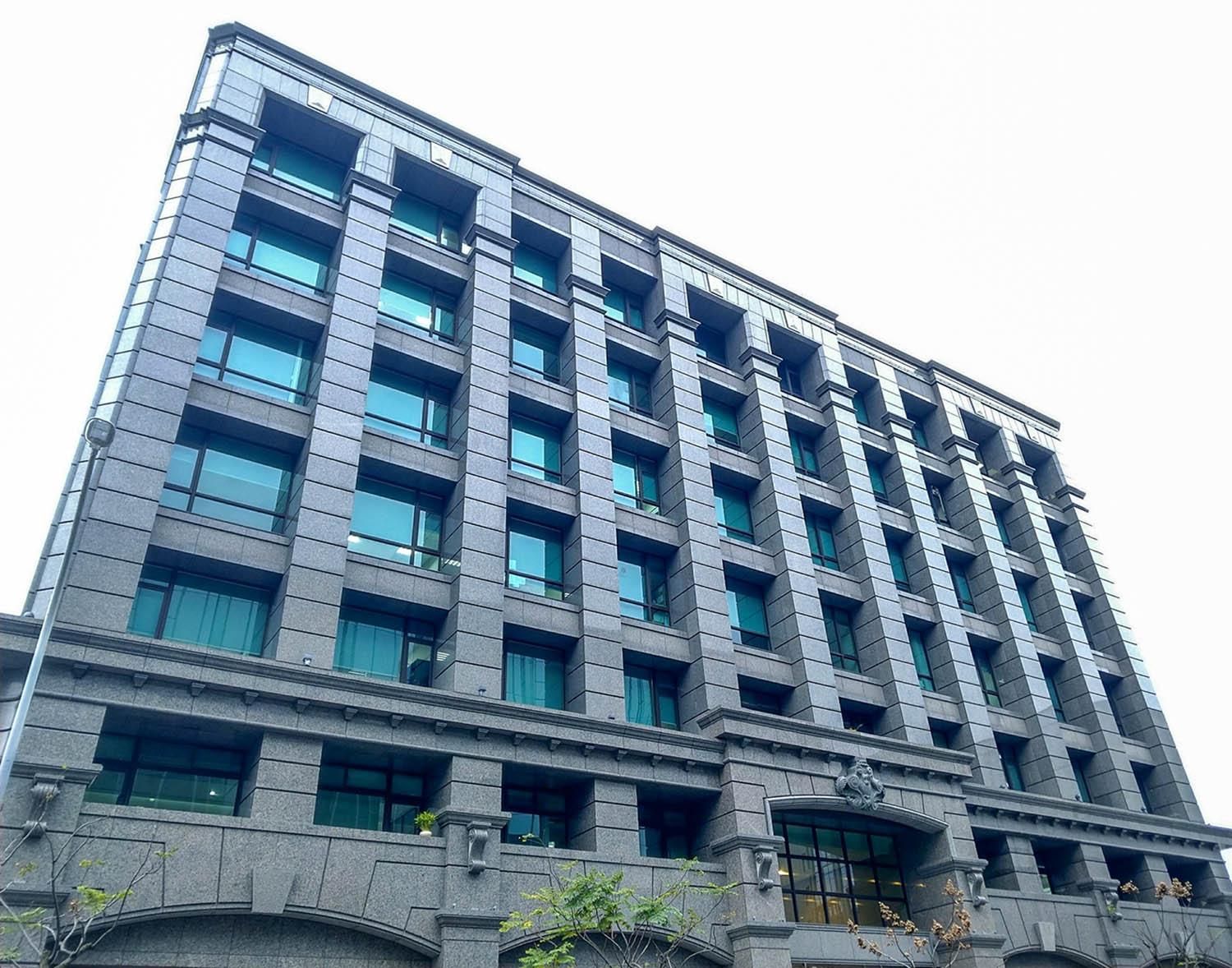 Neihu Technology Park office building using Low-E laminated glass ...